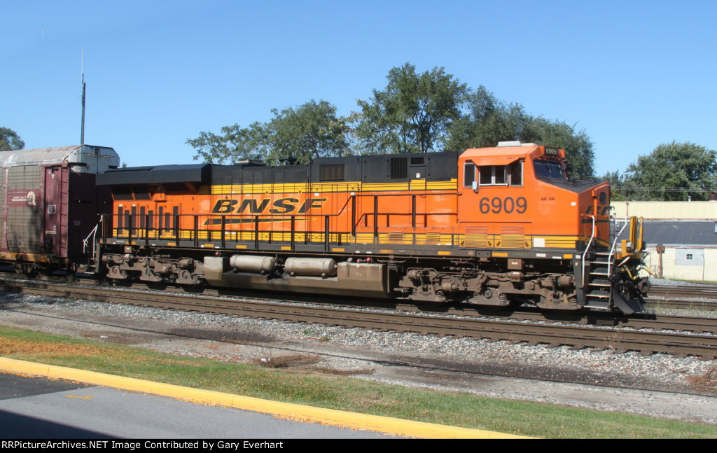 BNSF ES44C4 #6909
